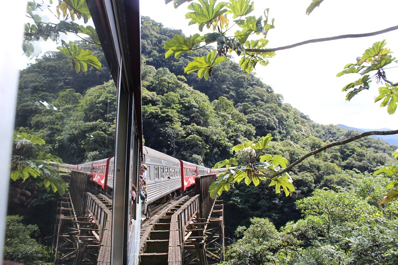 Como é viajar de Curitiba à Morretes no trem Serra Verde Express ...